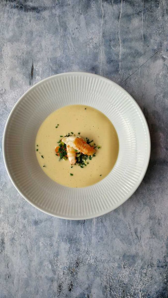 Skaldyrssuppe med ingefær og citrongræs - få opskriften her
